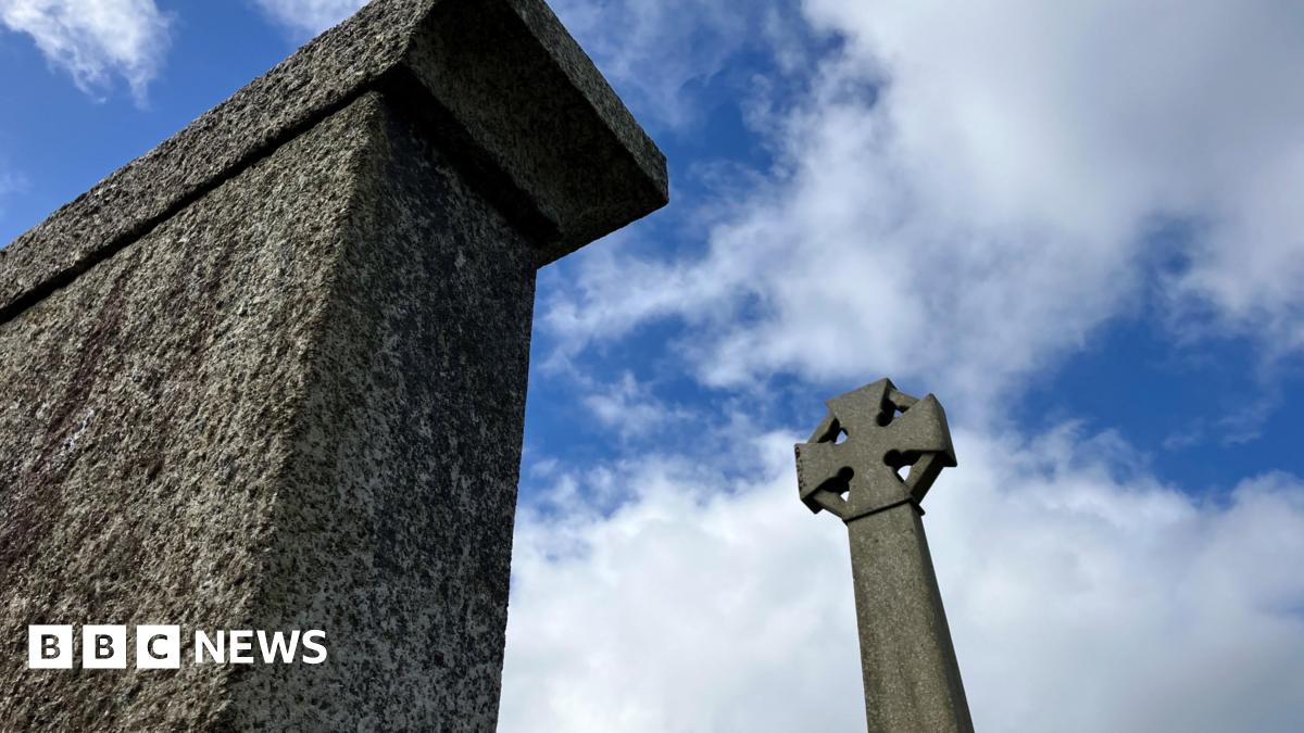 New Saltash war memorials planned for 77 missing names - BBC News