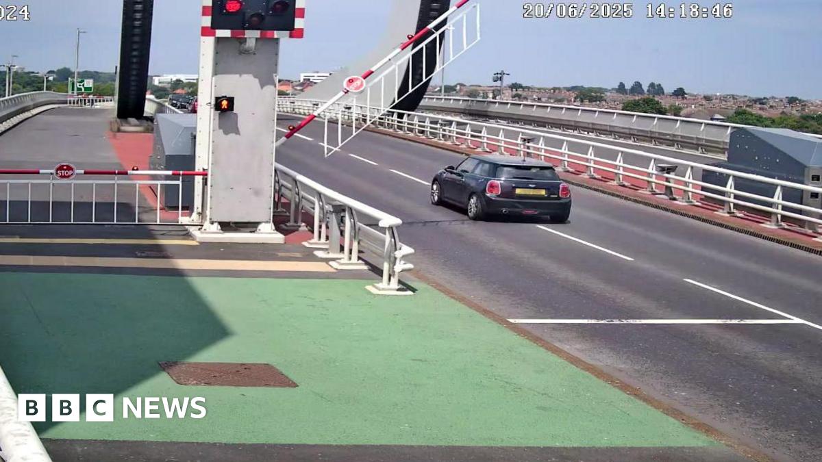 Council condemns drivers breaching Lowestoft bridge safety lights - BBC ...