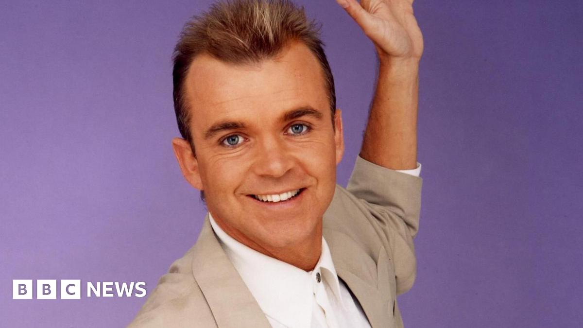 TV magician Wayne Dobson dies, aged 68 - BBC News