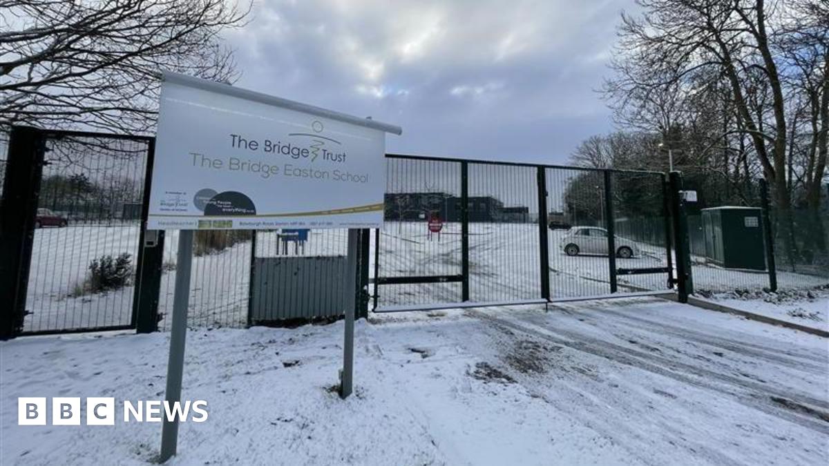 Schools across Norfolk closed as temperatures plummet - BBC News
