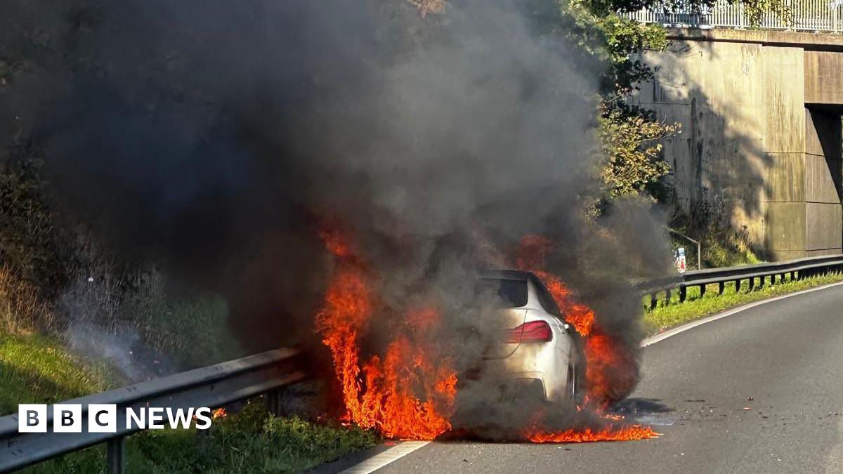 M6 carriageway closed due to vehicle fire near Stafford - BBC News