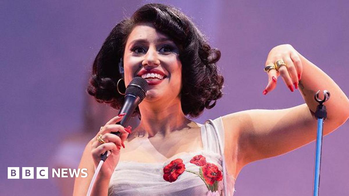 Raye: Singer says gaming helps her cope with hectic schedule - BBC News