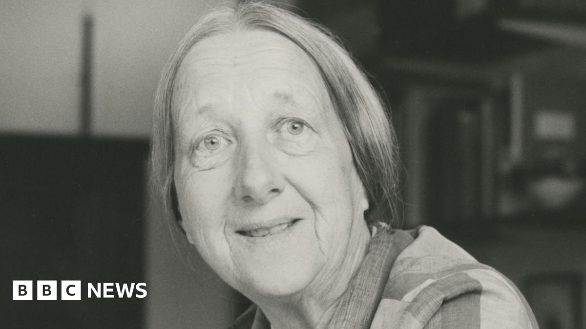 Composer Imogen Holst's Aldeburgh home given listed status - BBC News