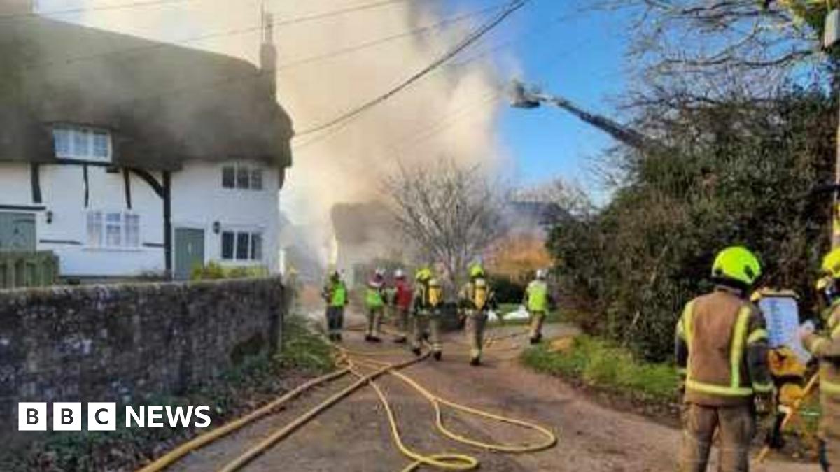 Fire breaks out in Swanbourne thatched cottage - BBC News
