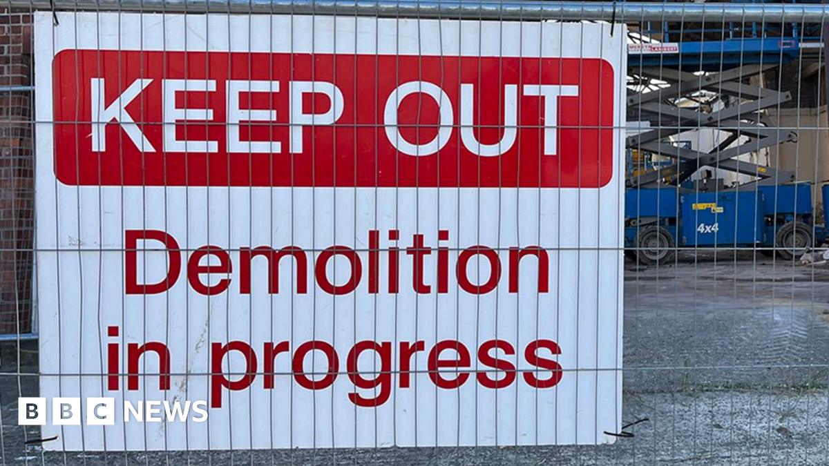 Demolition of Blackpool's police station and courthouse begins - BBC News