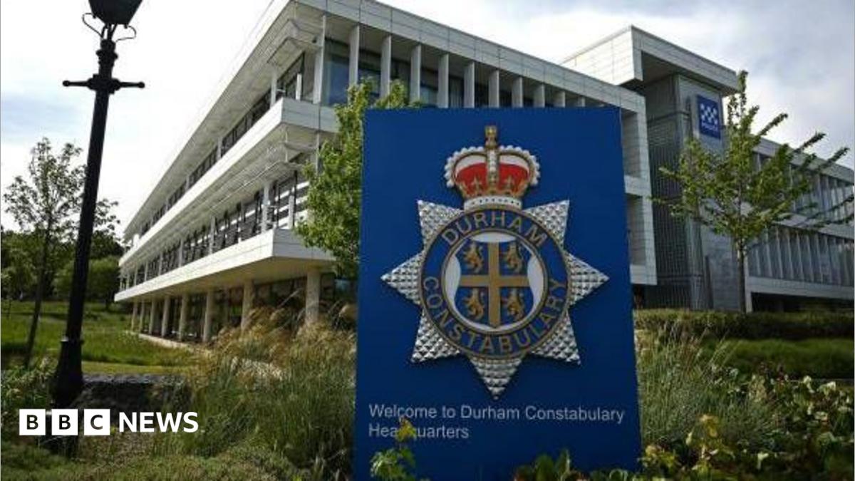 Durham: Police officer injured chasing burglary suspect's car - BBC News