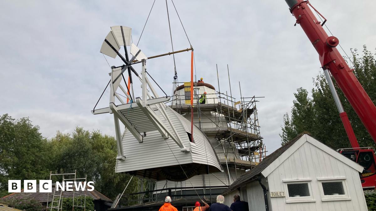 Sandwich windmill cap restored by volunteers - BBC News