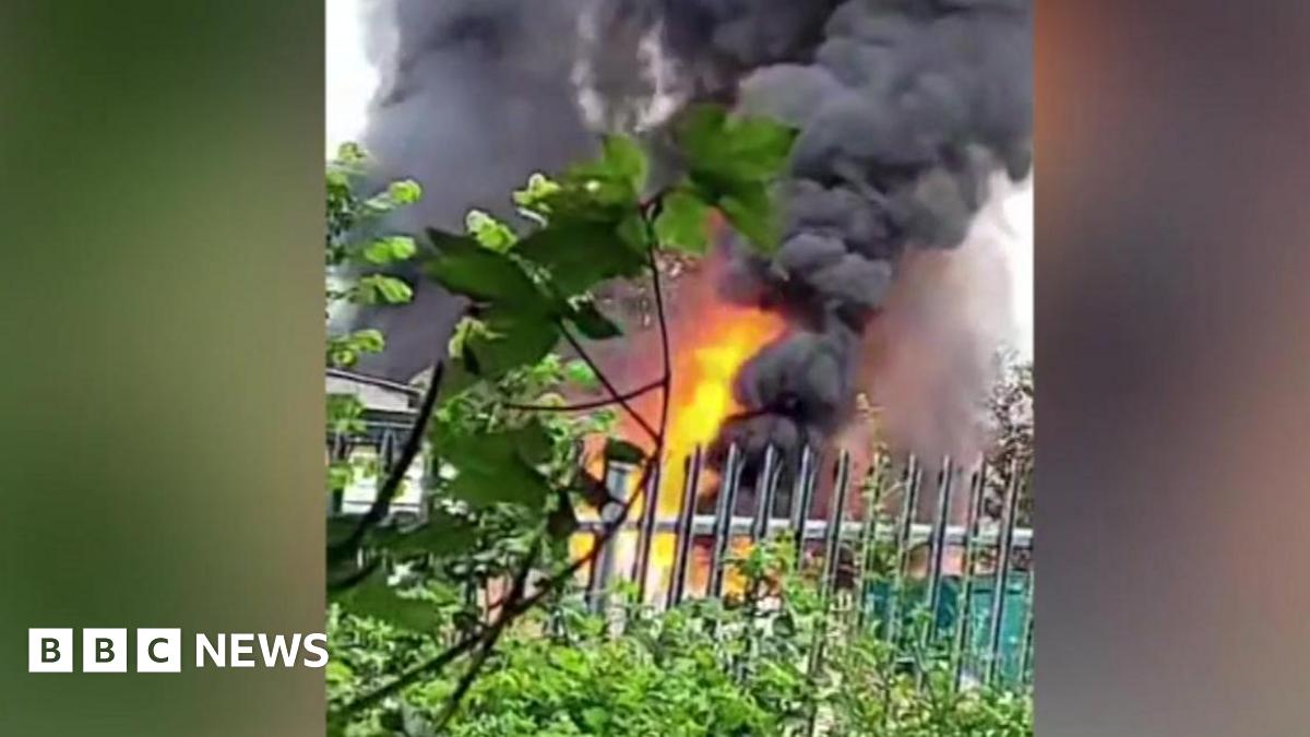 Lampeter: Fire at body repair shop affects numerous vehicles - BBC News