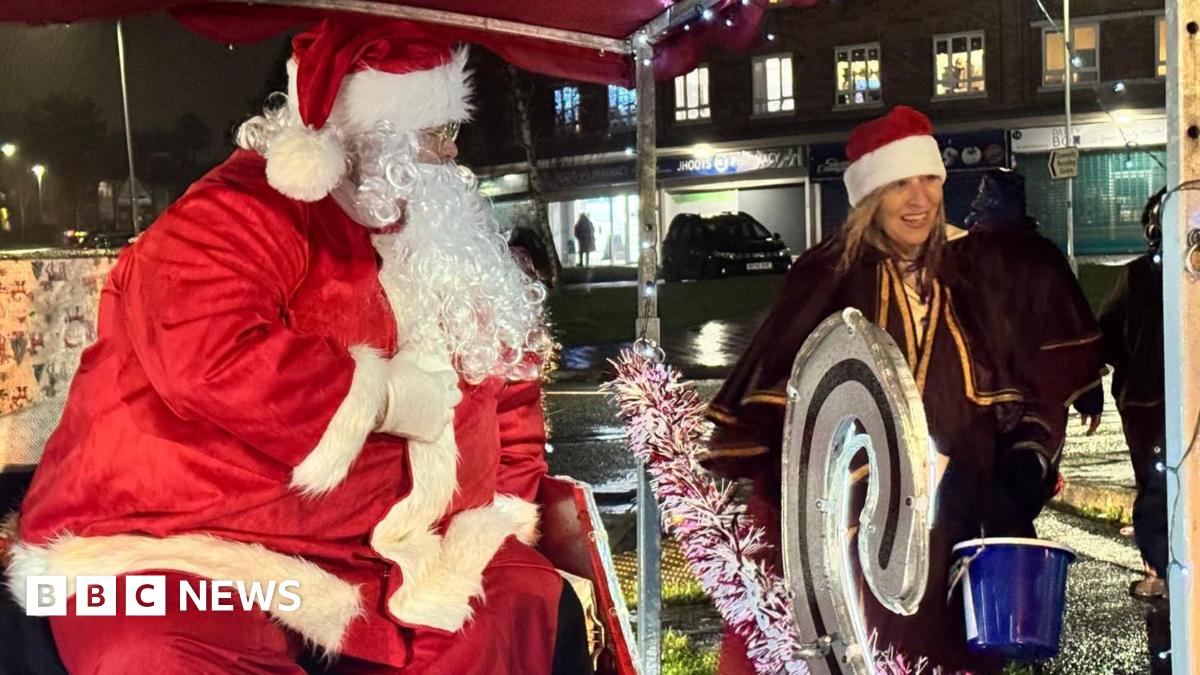 Wolverhampton Santa sleigh tour raises £9,000 for charity - BBC News