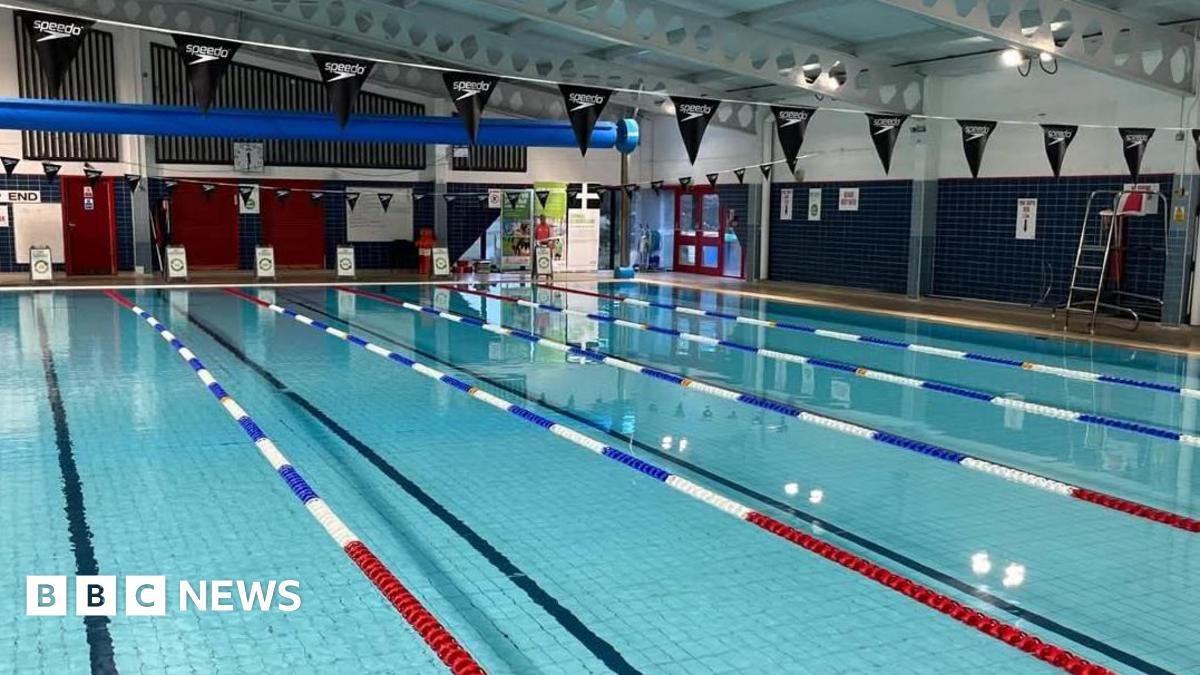 Royal Navy families offered free swimming lessons in Cornwall - BBC News