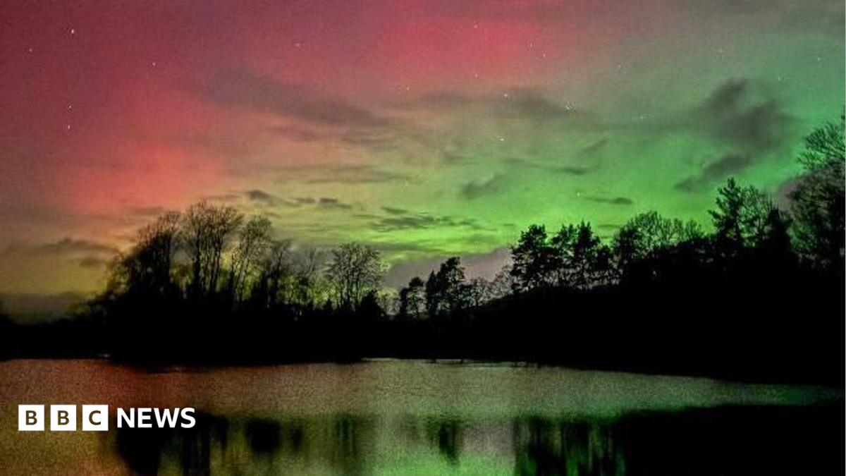 Your photos: Northern Lights dazzle across West Midlands skies - BBC News