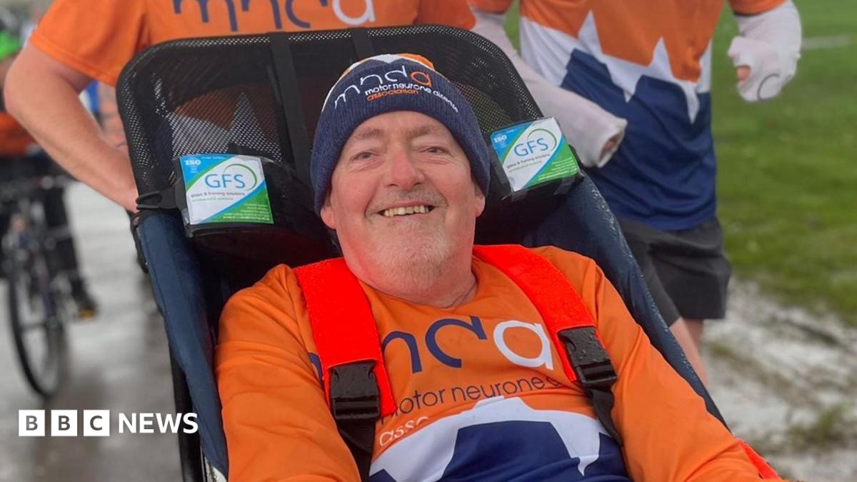 Kevin Sinfield completes Sheffield leg of MND ultramarathon - BBC News