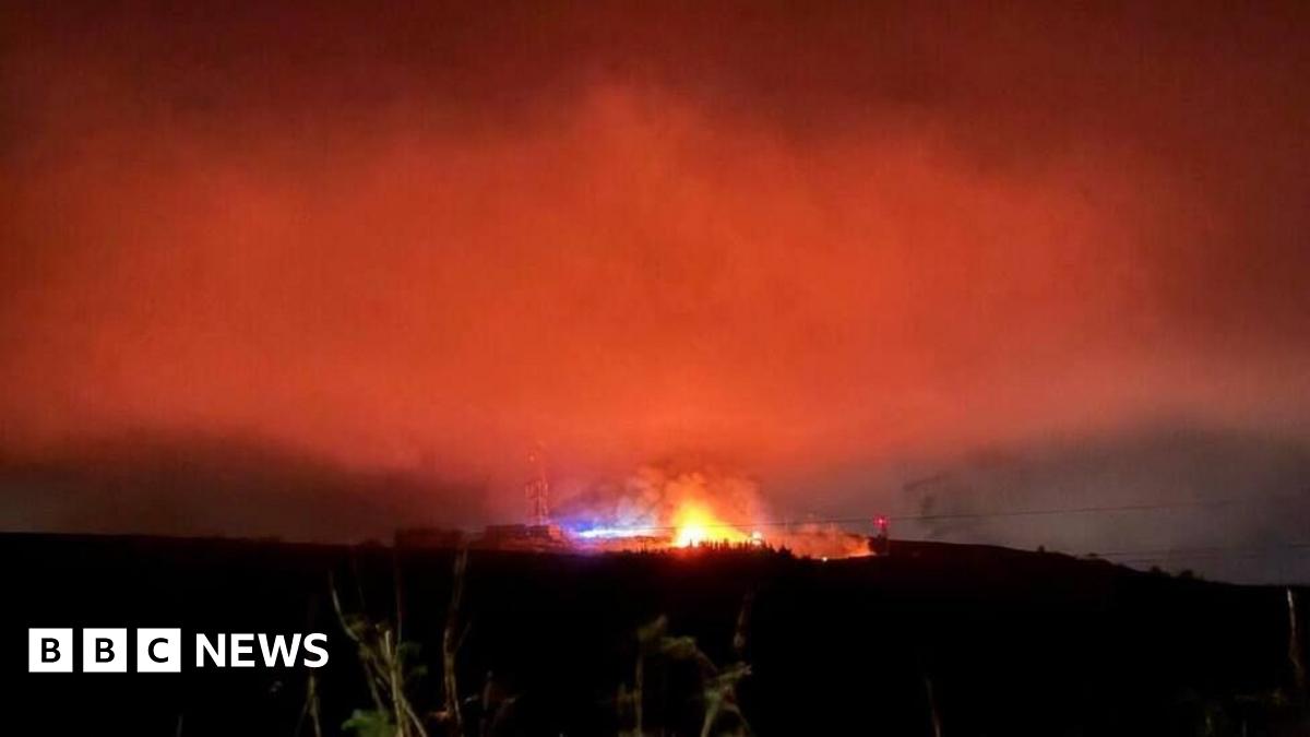 Firefighters tackle wildfire near Aberdeen after extreme warning - BBC News
