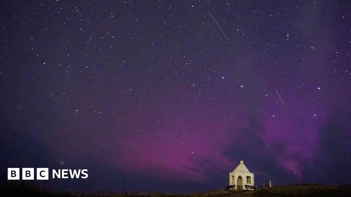 Northern Lights illuminates Cornwall and Devon night sky - BBC News