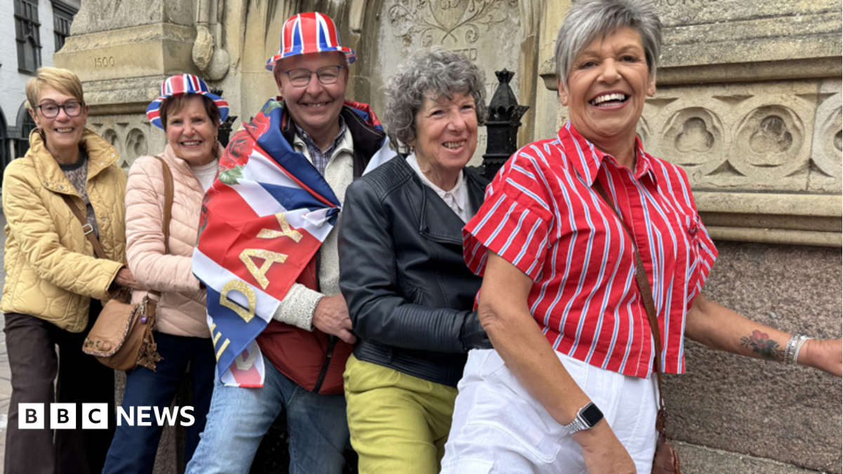 Iconic VE Day Leicester Clock Tower conga picture recreated - BBC News