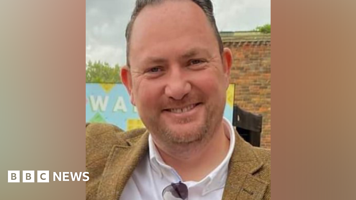 Tributes paid to 'selfless' man killed in Sutton Coldfield crash - BBC News