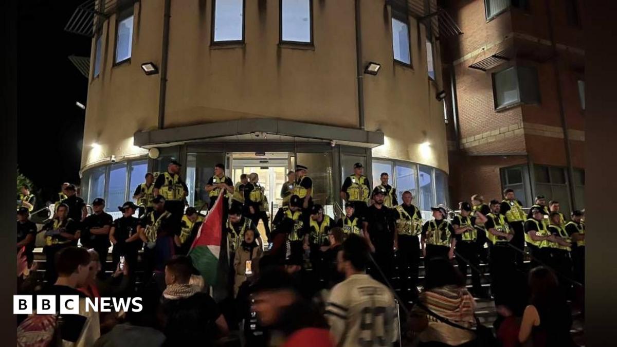 Cardiff: Sixteen arrested after police station protest - BBC News