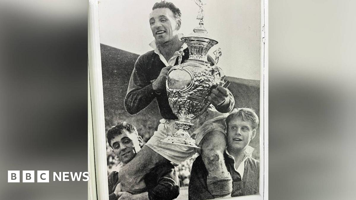 Workington Town rugby club's heritage celebrated at exhibition - BBC News