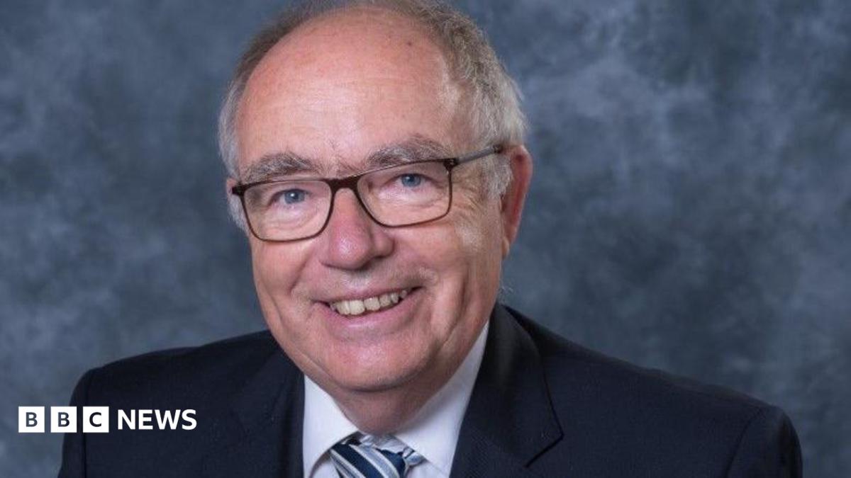Tributes paid after death of Worcestershire councillor - BBC News