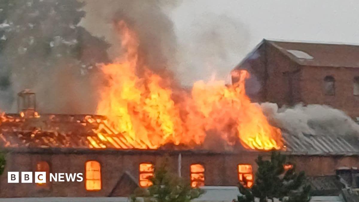 Kidderminster smoke from large fire causes hazard for drivers - BBC News