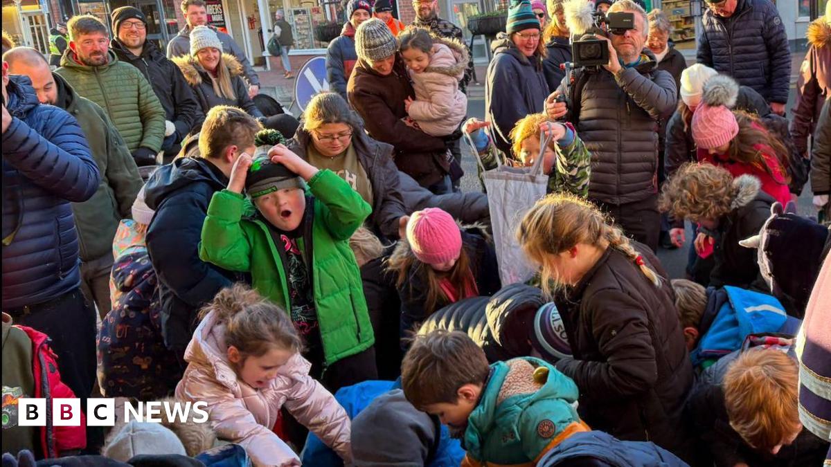 Centuries-old street sweets scramble marks New Year in Driffield - BBC News