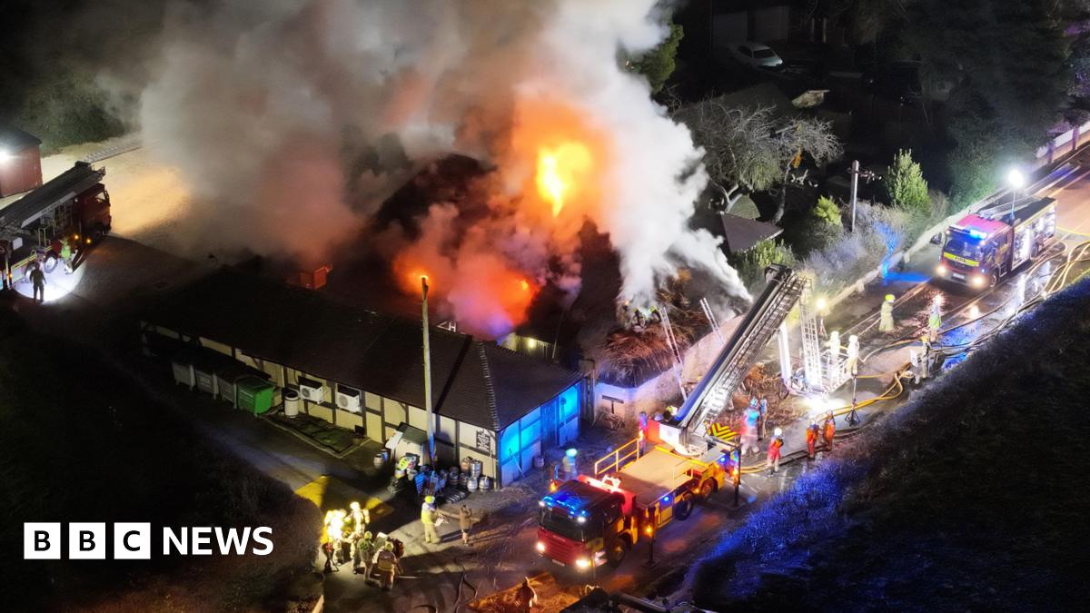 West Sussex pub fire closes Oving high street - BBC News