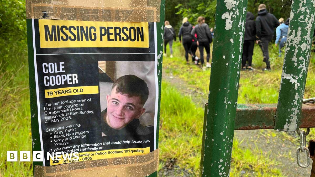 Family and friends lead search for missing Falkirk teenager - BBC News