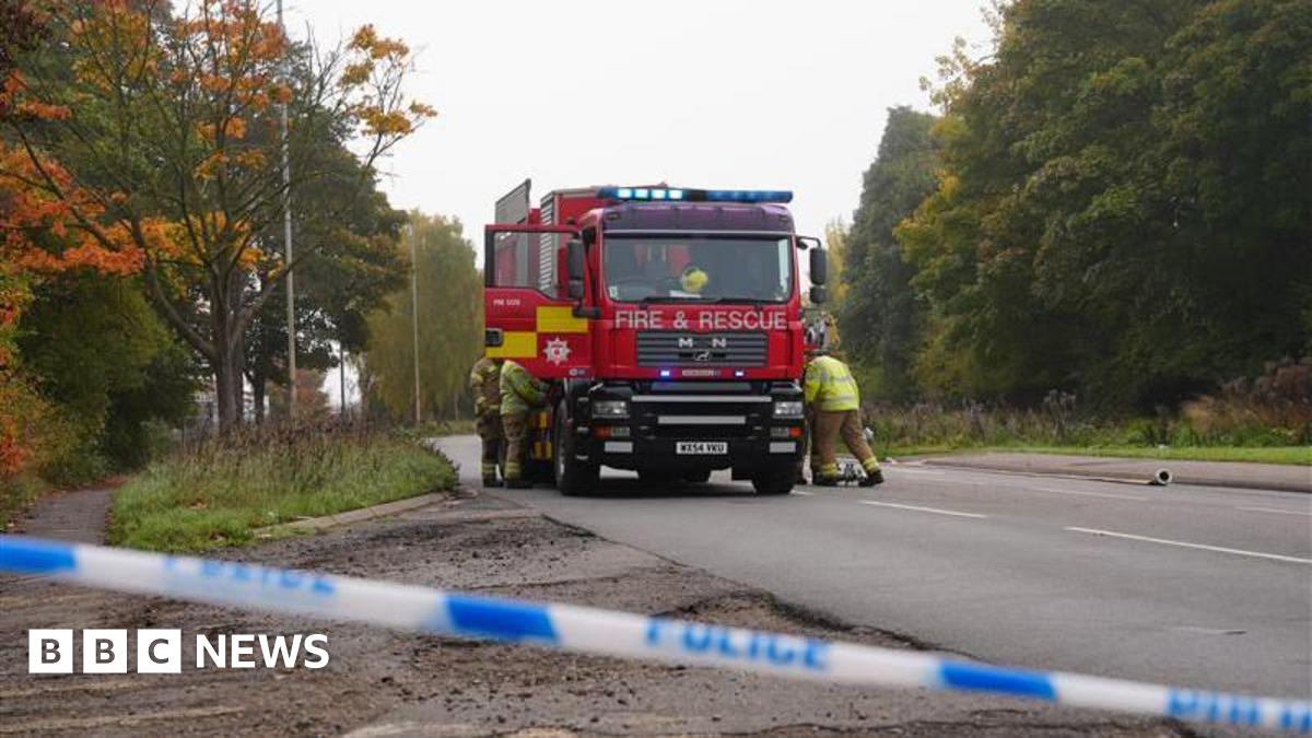 Industrial building fire in Corby is tackled by crews - BBC News