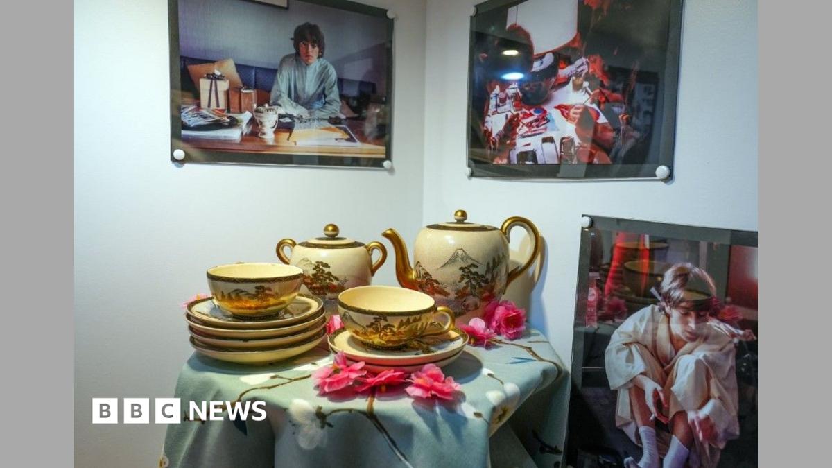 Beatles museum exhibits George Harrison's Japanese tea set - BBC News