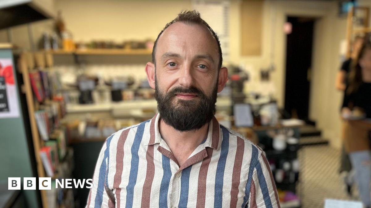 Berkshire cafes tell home workers to stop 'hogging' tables - BBC News