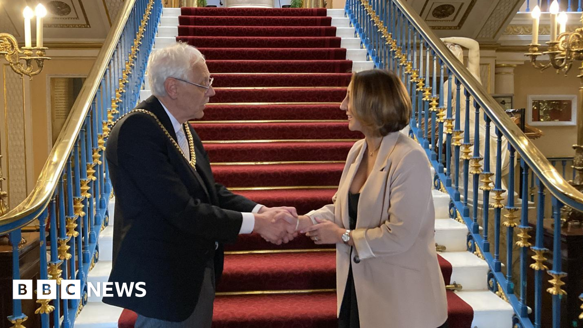 Lord Mayor's thanks after £250k raised for fire-hit library - BBC News