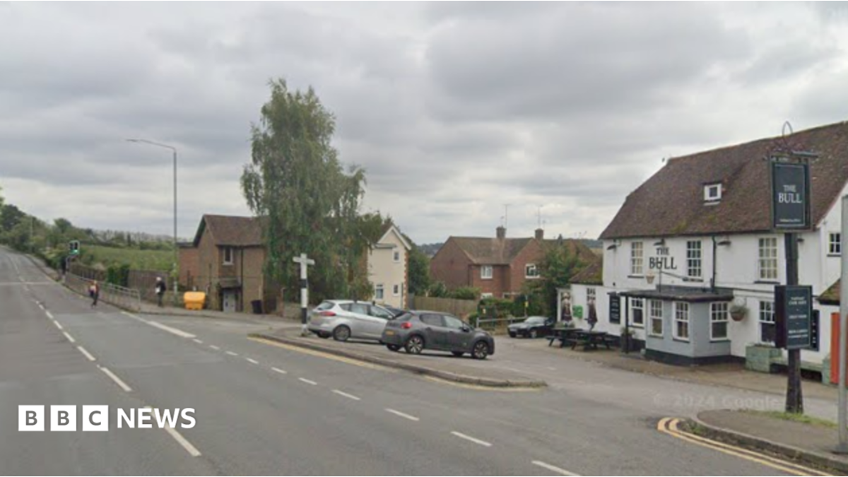Barming: Motorcyclist dies after lamp-post crash - BBC News