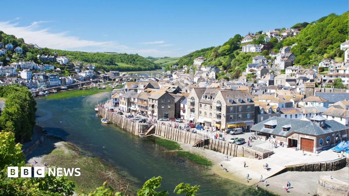 Landslide fears over new Looe housing plans - BBC News