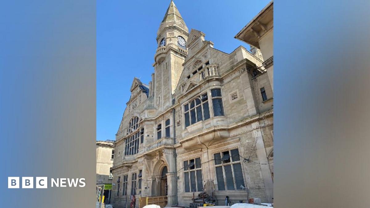Listed Trowbridge Town Hall makeover at decoration stage - BBC News