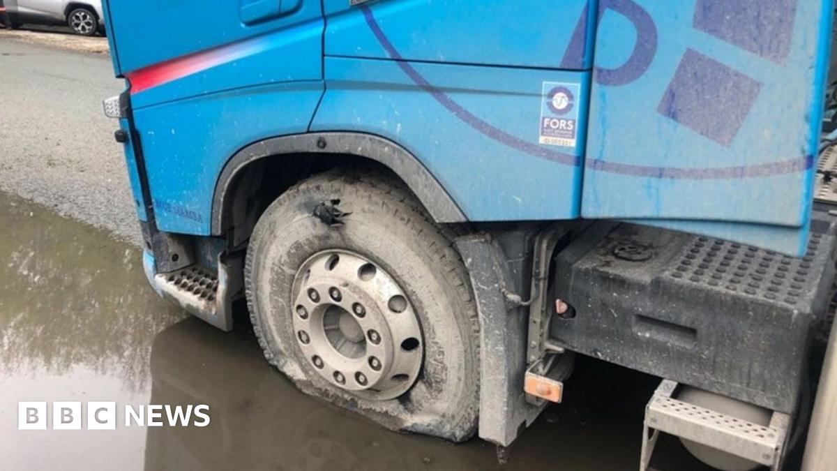 Driver's lucky escape as lorry strikes Skelmersdale power line - BBC News