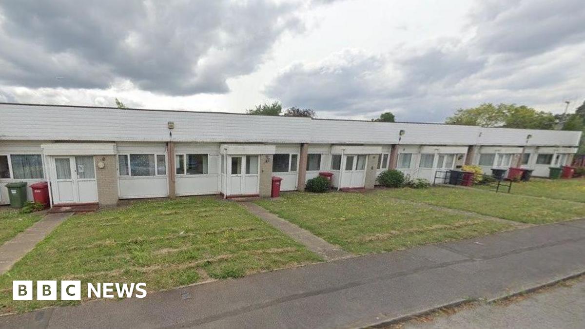 Slough: 'Dilapidated' Langley bungalows set for development - BBC News