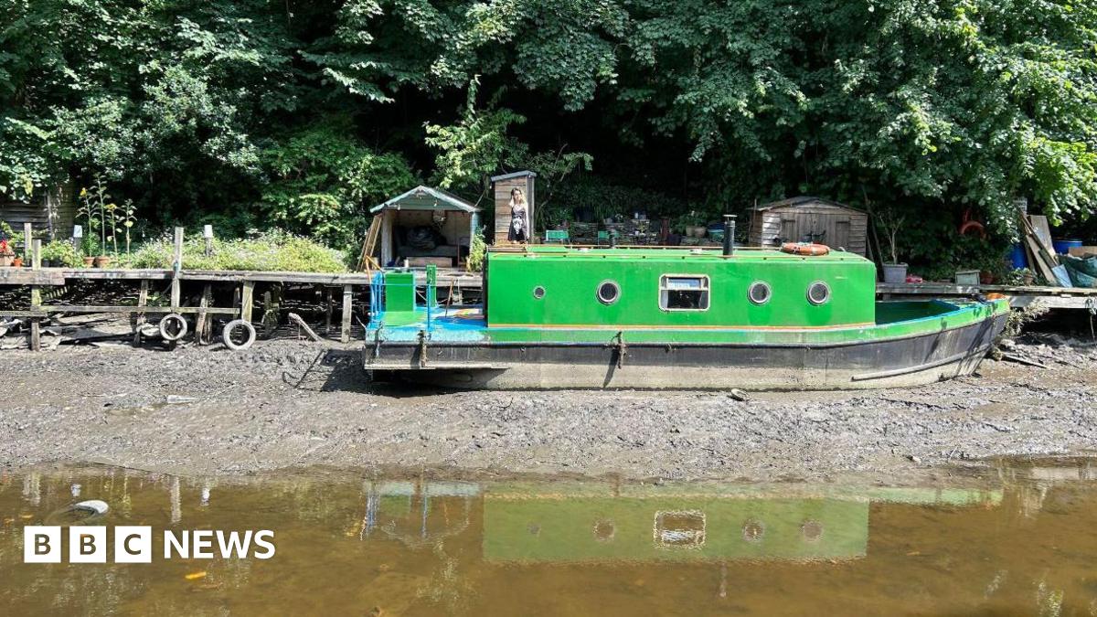 Hebden Bridge canal boats stranded as water drains through lock - BBC News