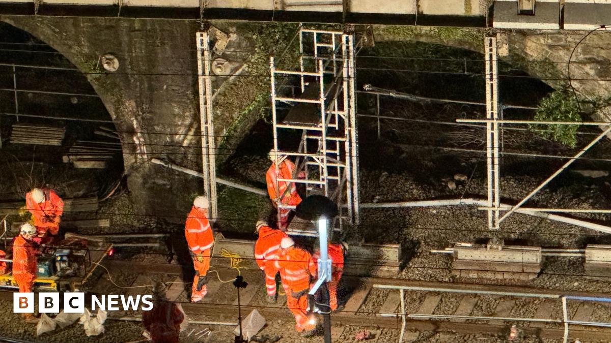Cardiff : Third day of rail disruption for bridge repairs - BBC News
