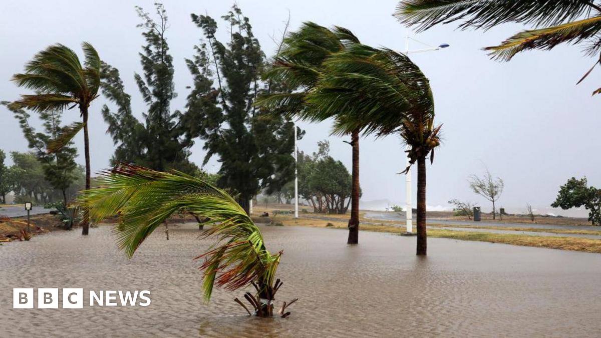 Cyclone Garance kills three as it sweeps through Reunion island - BBC News