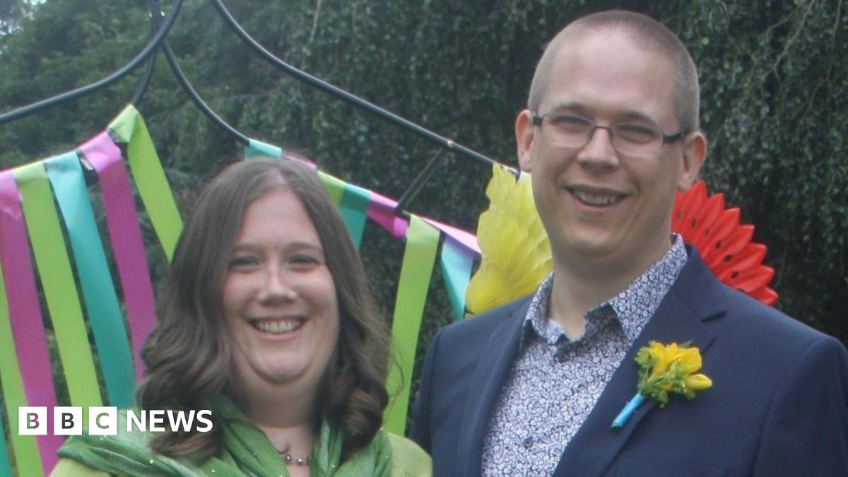 Endometriosis diagnosis wait 'soul-destroying' - BBC News