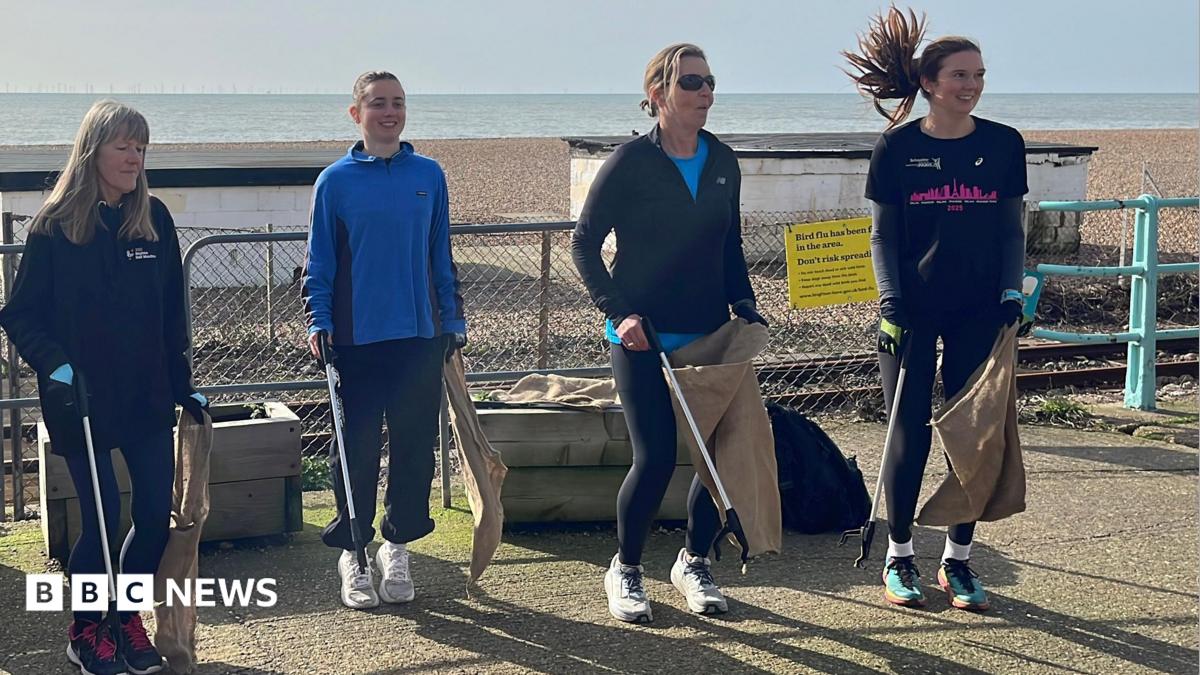 The Brighton Marathon ploggers picking up litter as they run - BBC News