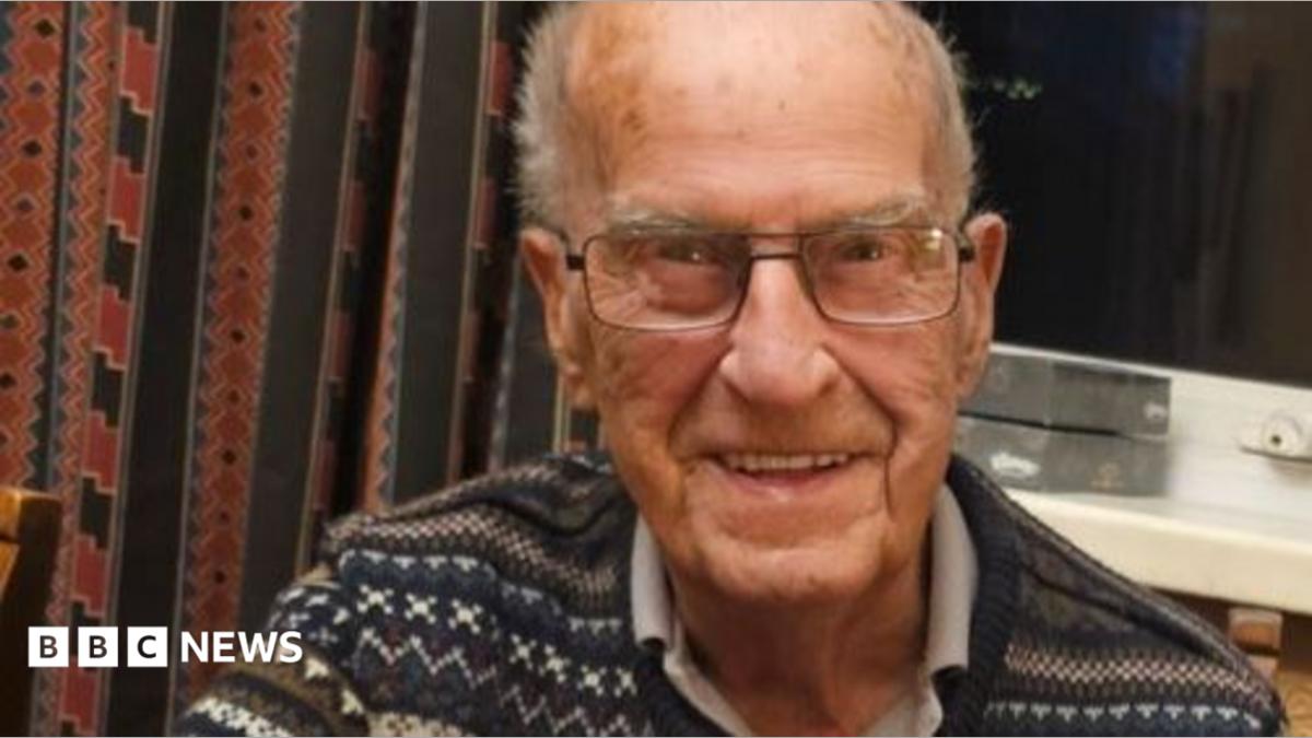 VE Day: Cardiff WW2 tank driver gets award on 100th birthday - BBC News