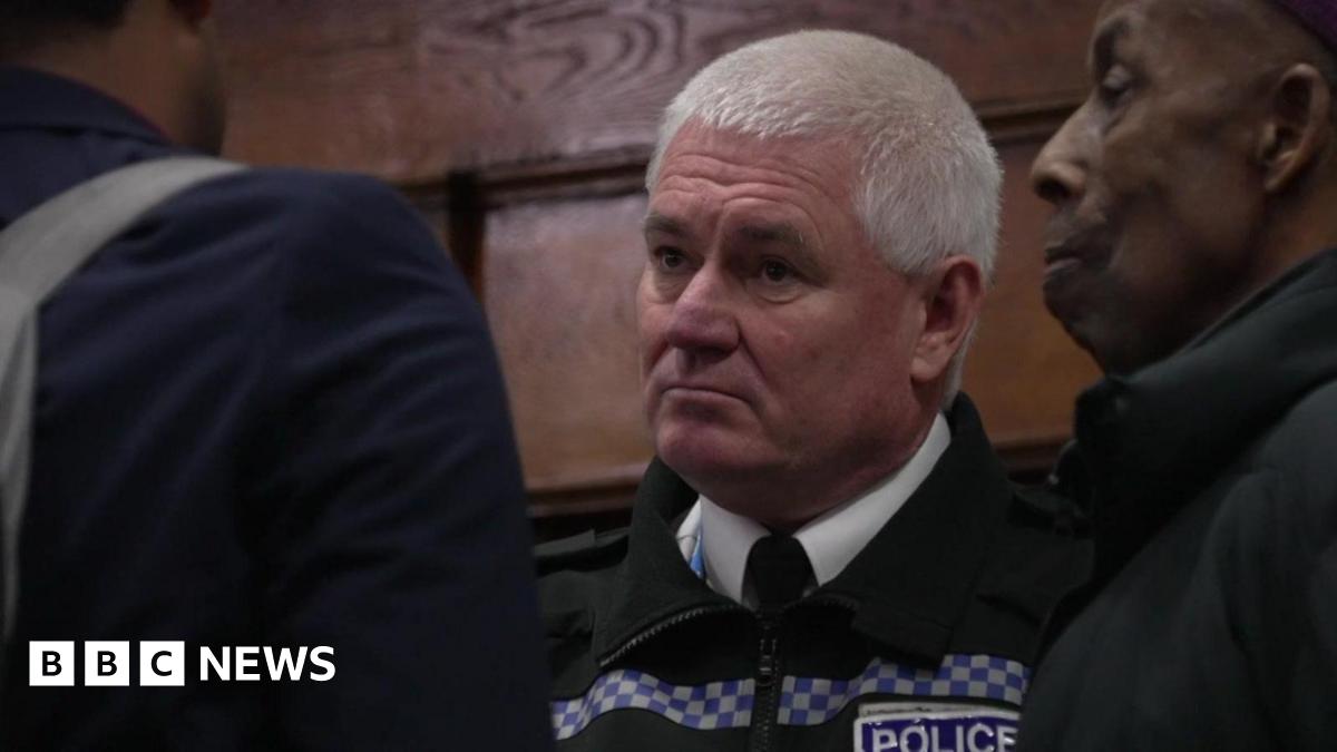 Police apologise to Leeds church after disrupting service - BBC News