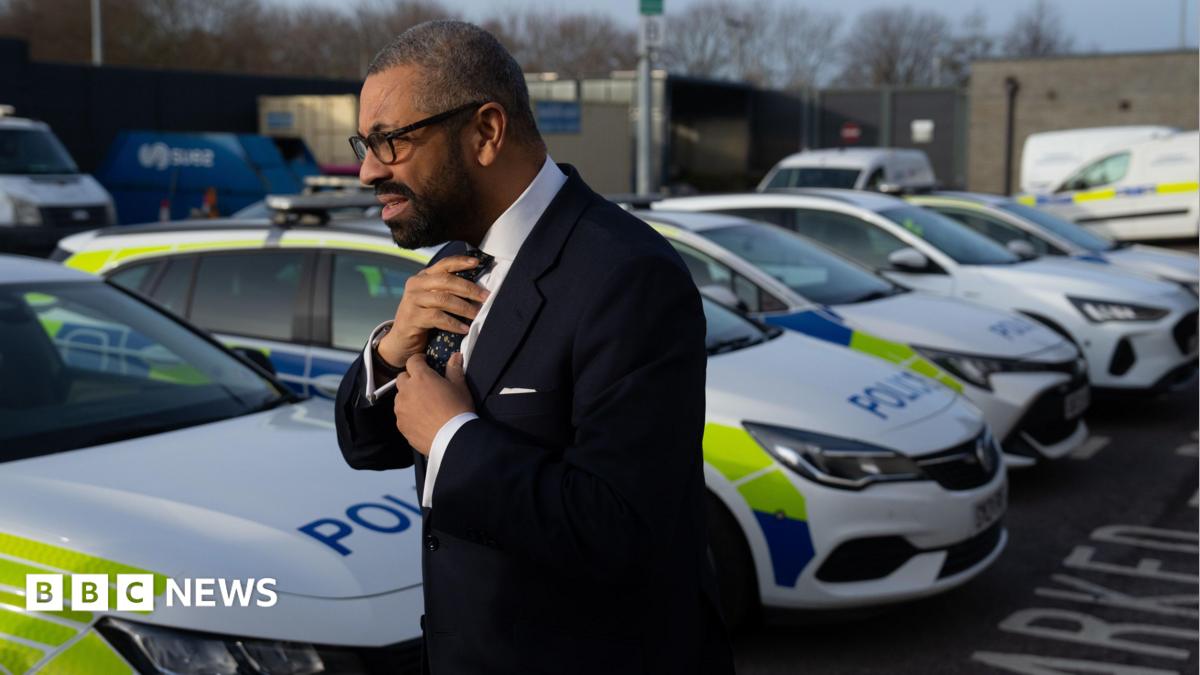 'Duplicate responses' fuel West Midlands police merger row - BBC News