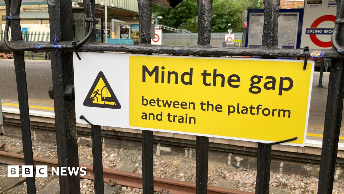 Elizabeth line: Another passenger seriously injured - BBC News