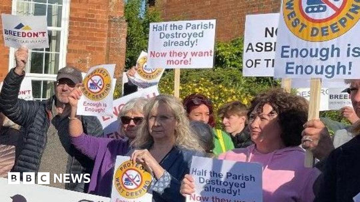 More than 100 villagers in protest over West Deeping quarry plan - BBC News