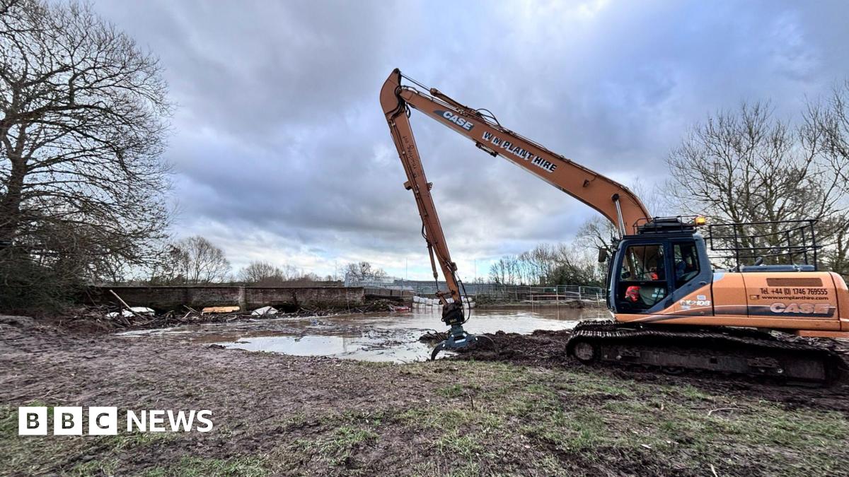 Clear-up at 15th Century Powick Old Bridge in Worcester starts - BBC News