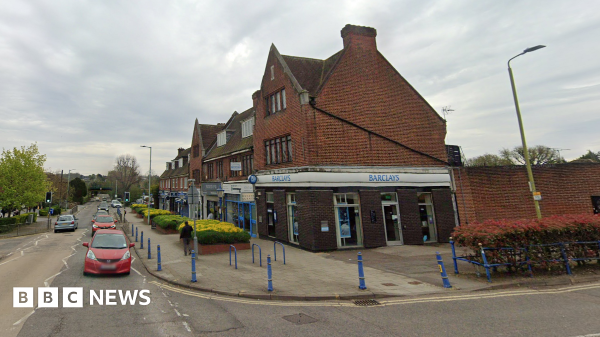 Buildings evacuated after fire at Cuffley block of flats - BBC News