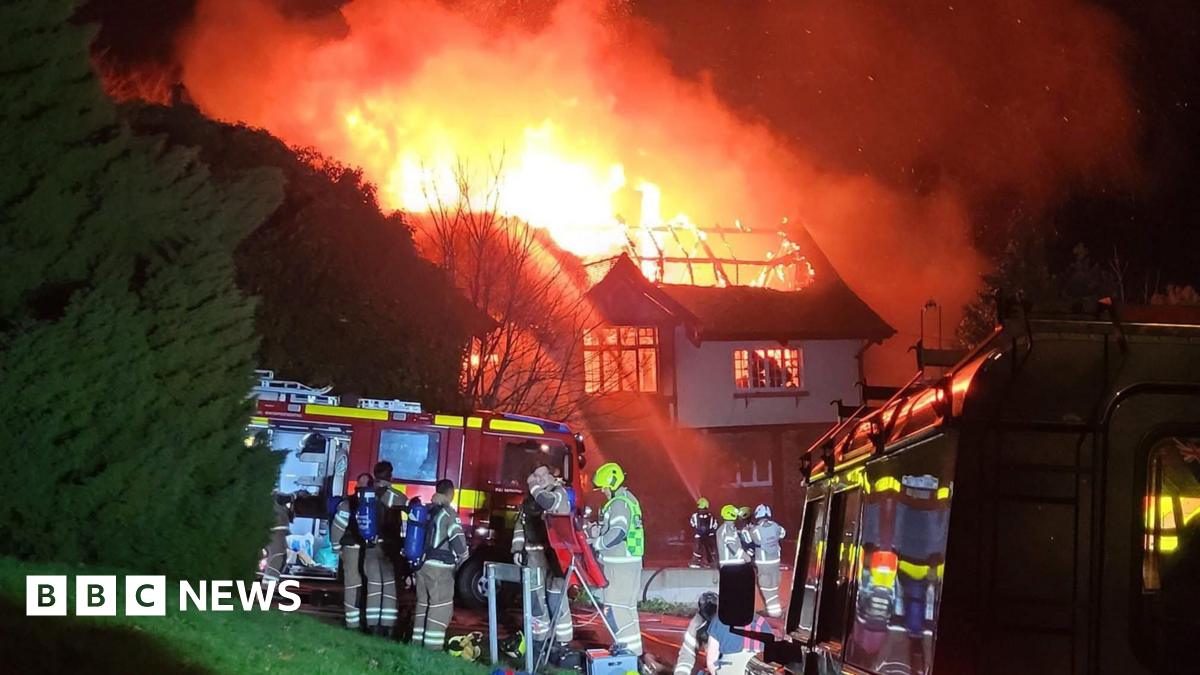 Firefighters remain at scene of fire in derelict Falmouth pub - BBC News