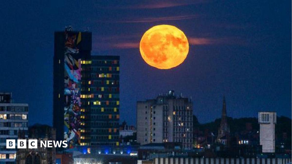 Orange Buck Moon shines over the East Midlands - BBC News